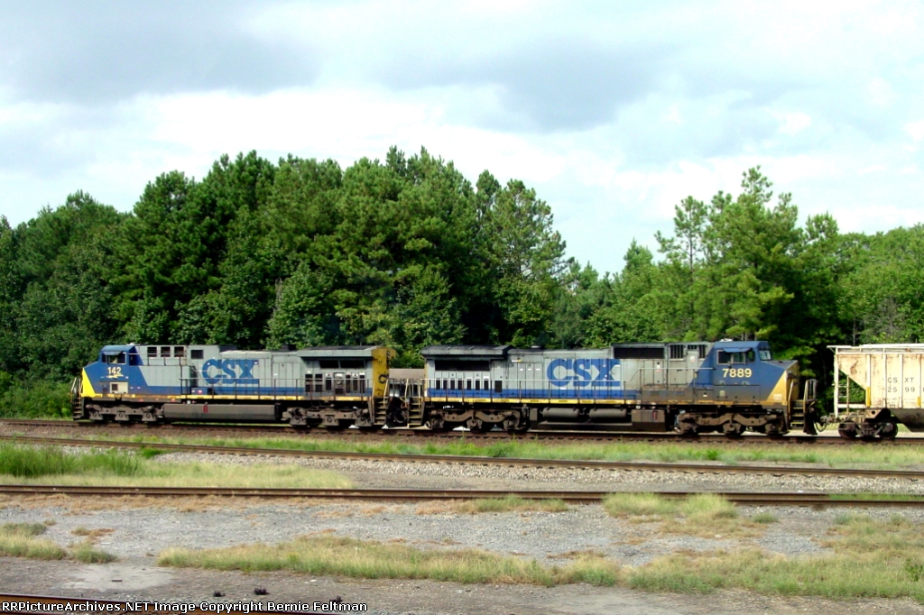 CSX AC4400CW #142 and C40-8W #7889 have Q680-20 in tow